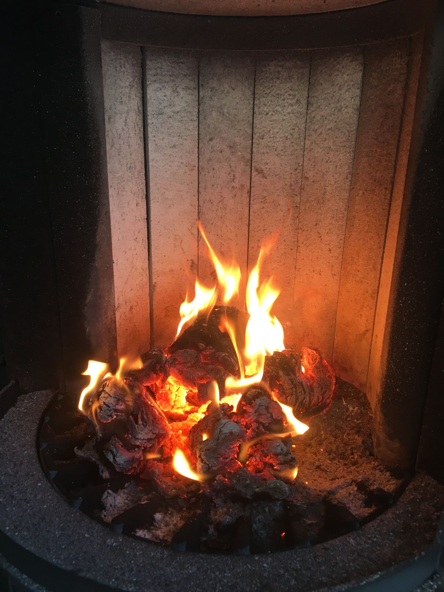 Stop au tisonnier et autres outils inutiles avec la buche compressée